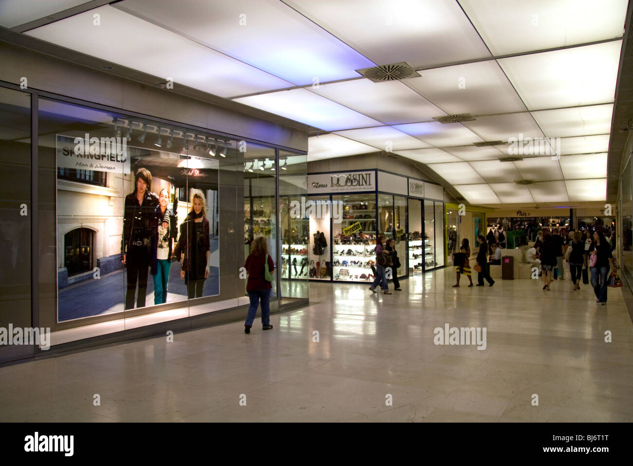Storefront paris hi-res stock photography and images - Alamy