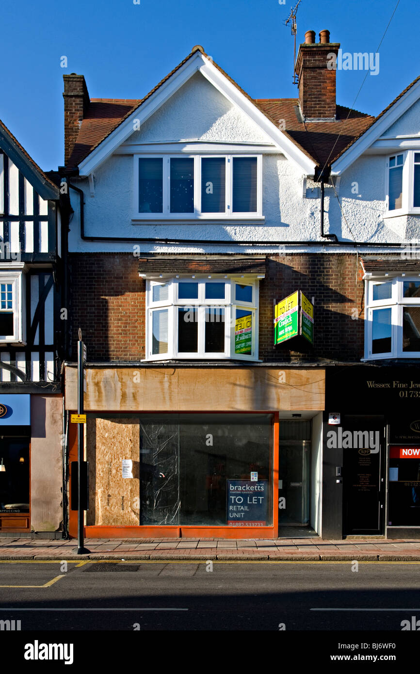 Empty retail shop in Tonbridge, Kent Stock Photo - Alamy