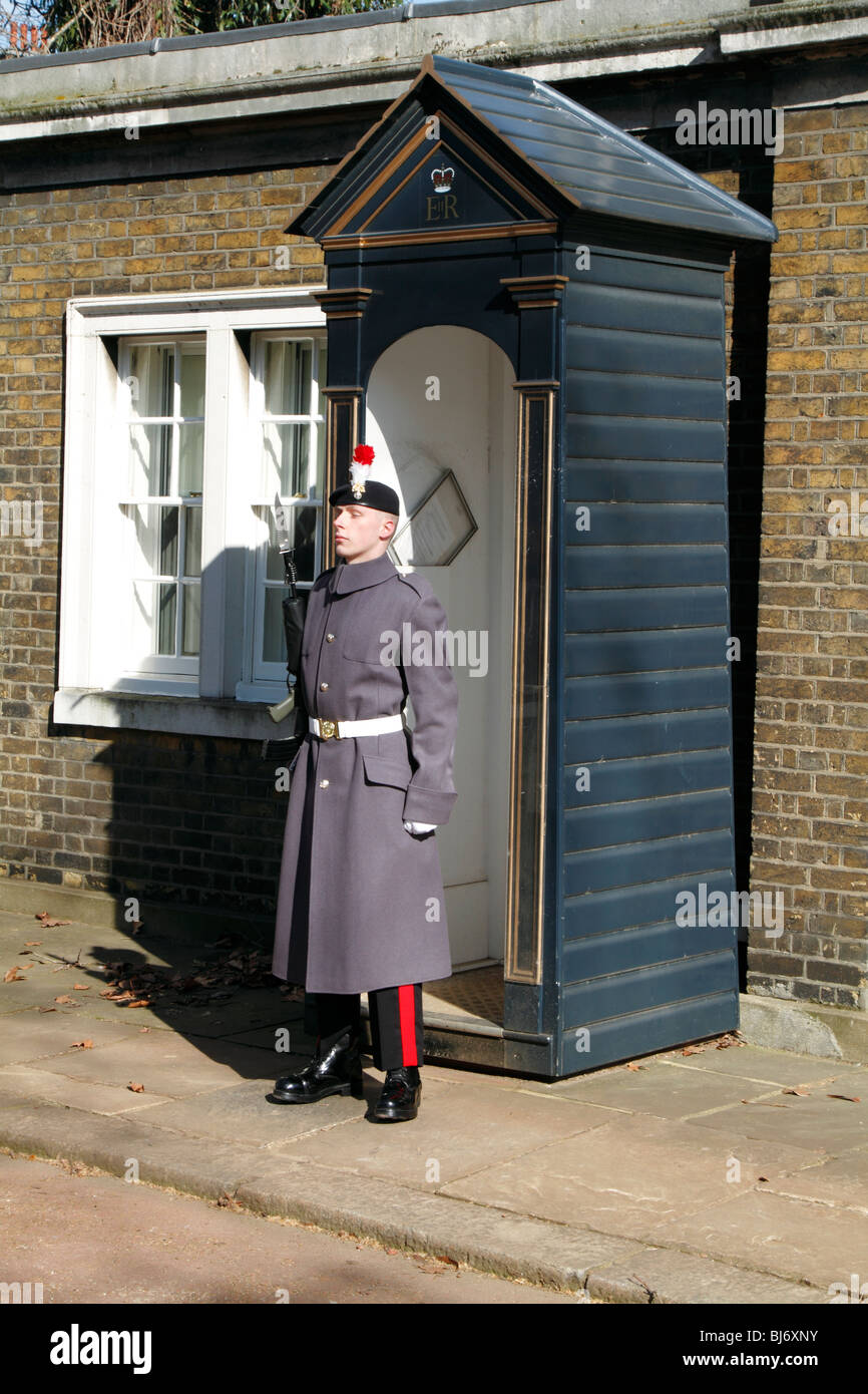 Military guard duty outside hi-res stock photography and images - Alamy
