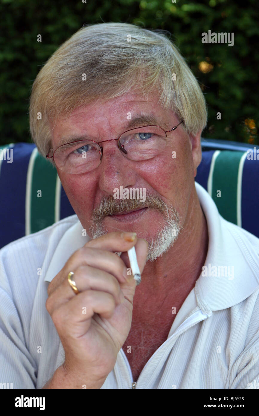 Smoking smokes uk hi-res stock photography and images - Alamy
