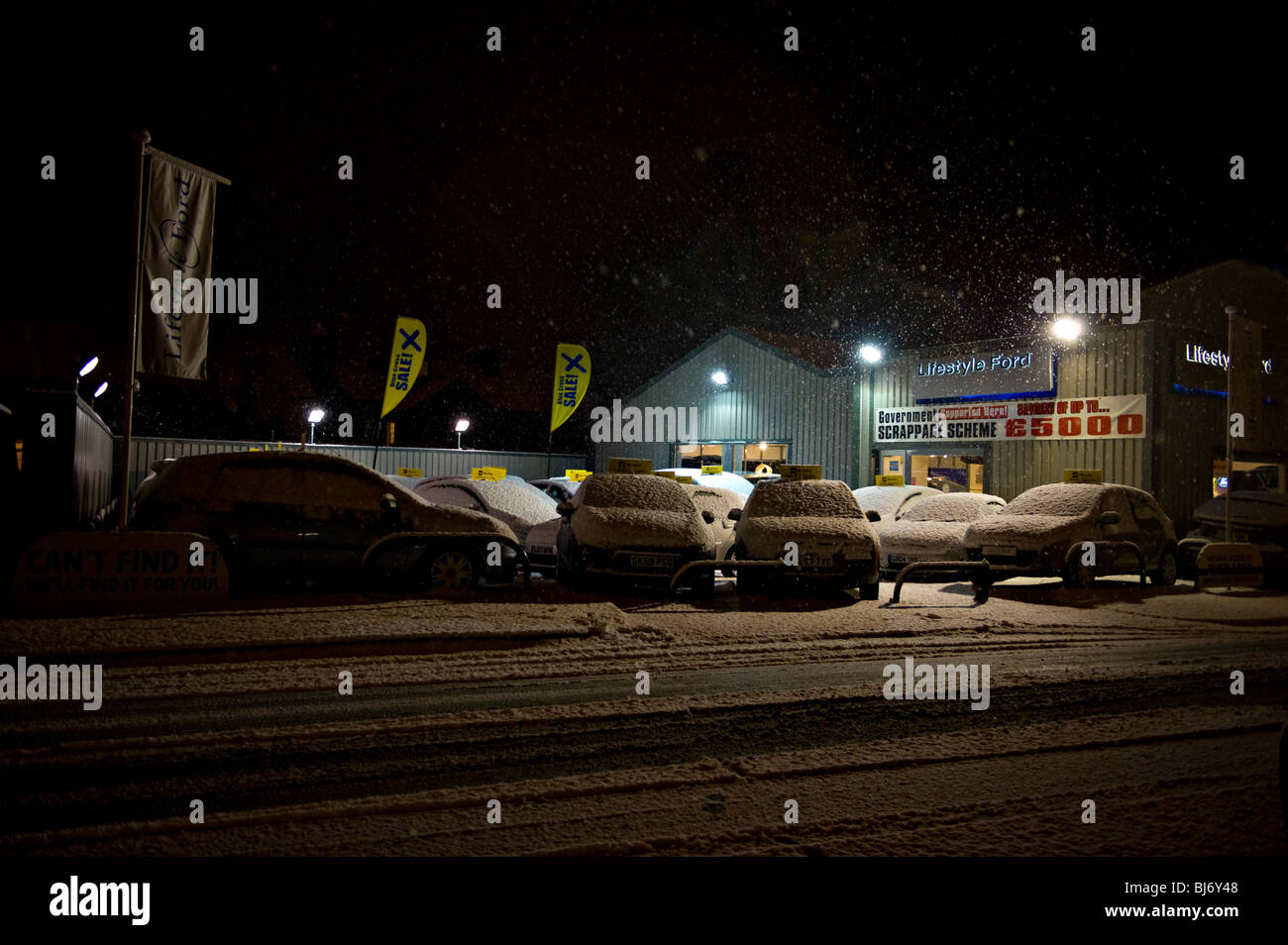 Night of heavy snowfall hi-res stock photography and images - Alamy