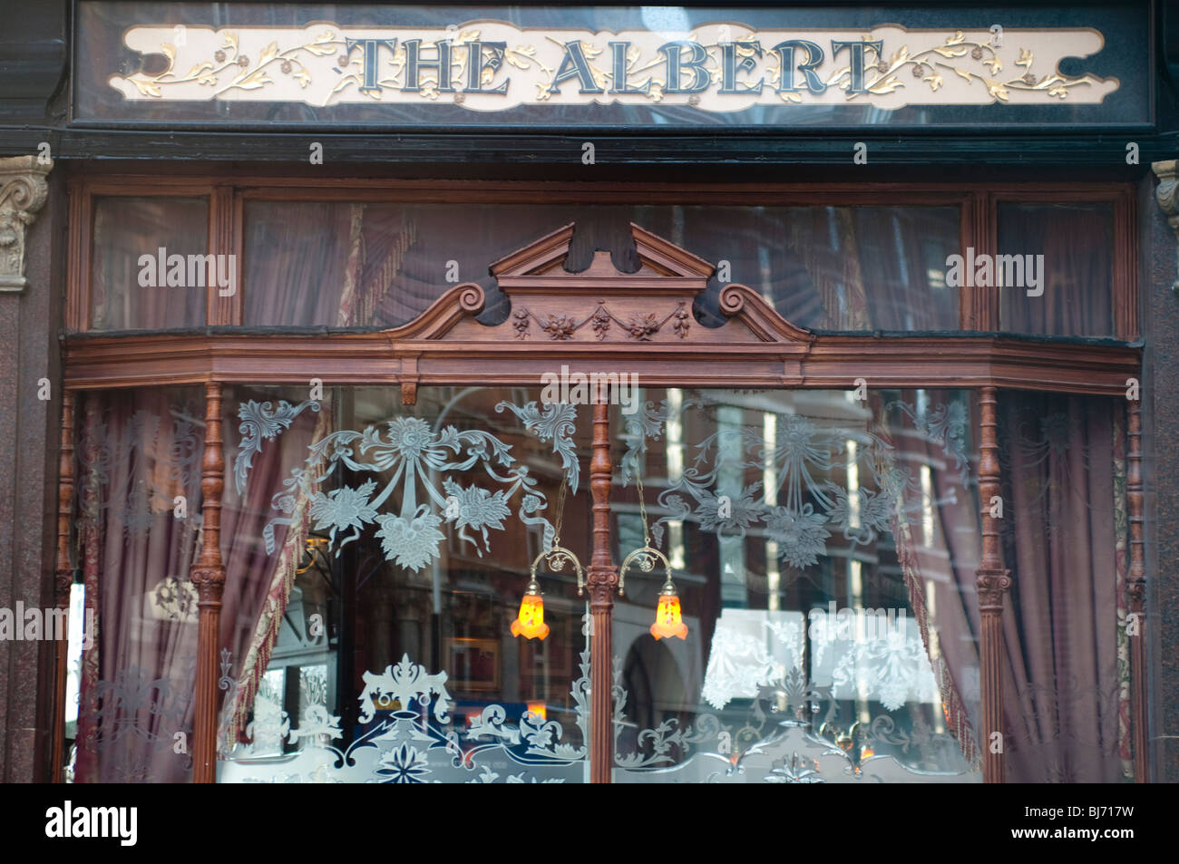 Old english pub hi-res stock photography and images - Alamy