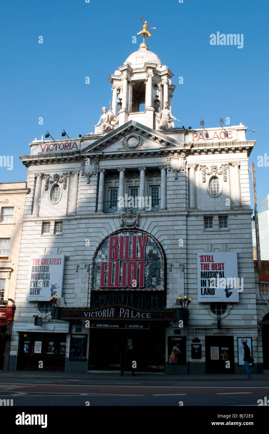Victoria palace theatre london hi-res stock photography and images - Alamy
