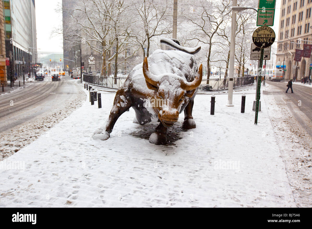Wall Street Bull in a snow storm in New York City Stock Photo - Alamy