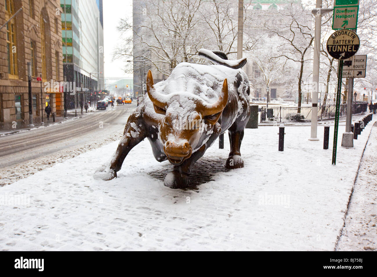 Wall Street Bull in a snow storm in New York City Stock Photo - Alamy