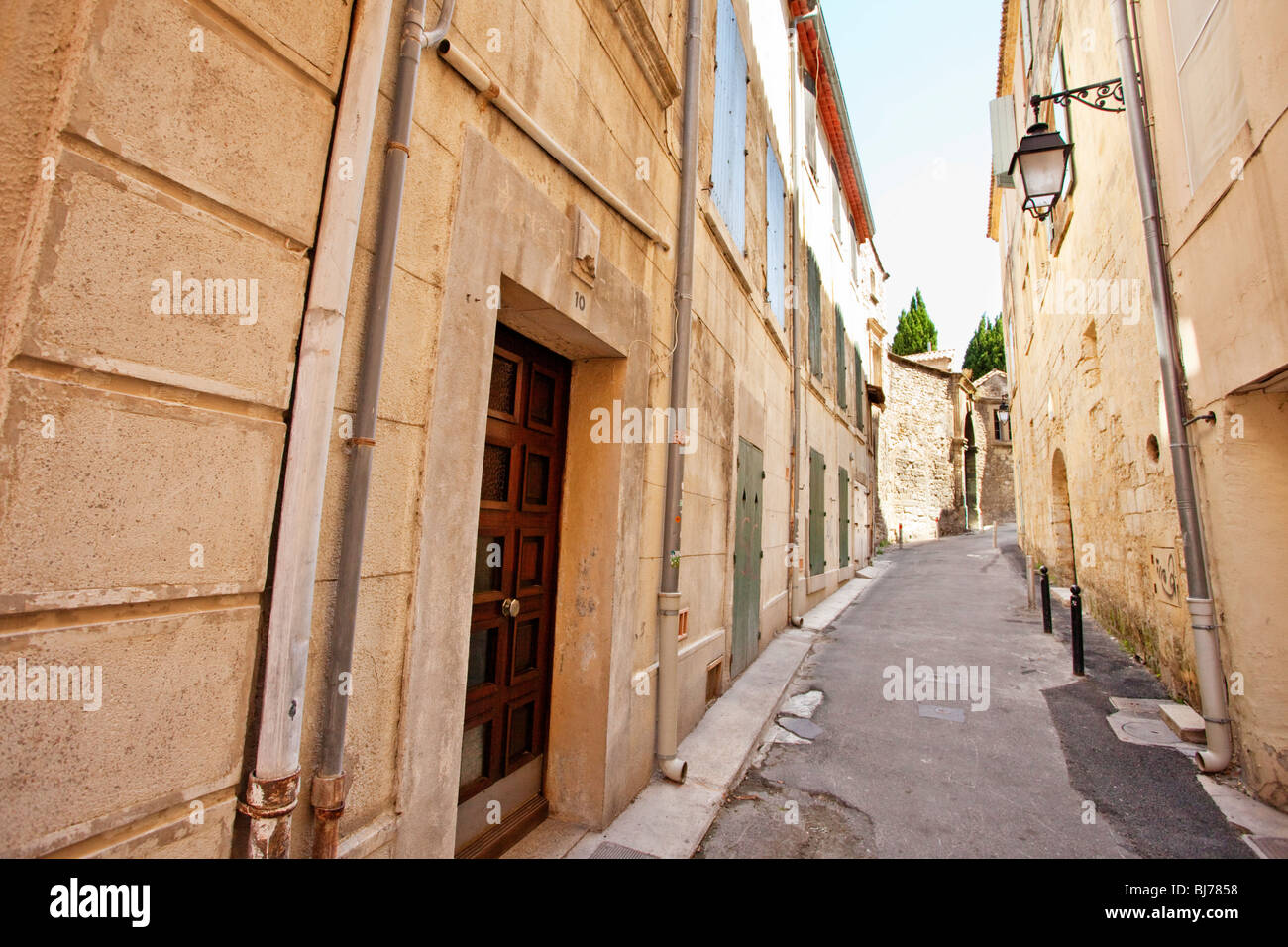 Street scene in arles hi-res stock photography and images - Alamy