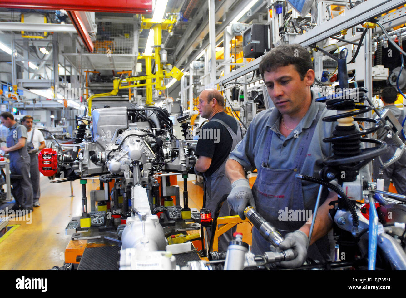 Automobile engine manufacturing hi-res stock photography and images - Alamy