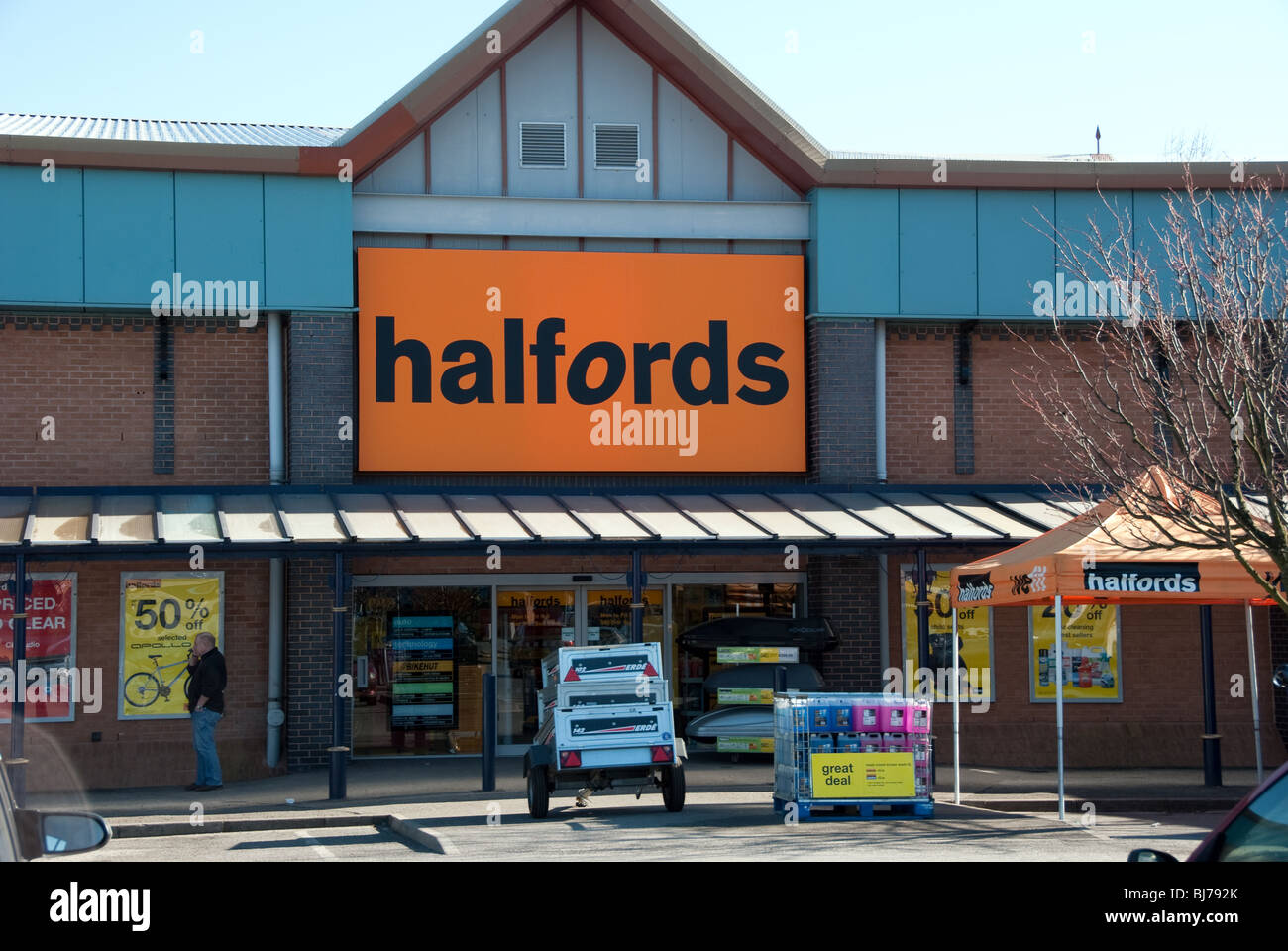 Halfords logo hi-res stock photography and images - Alamy