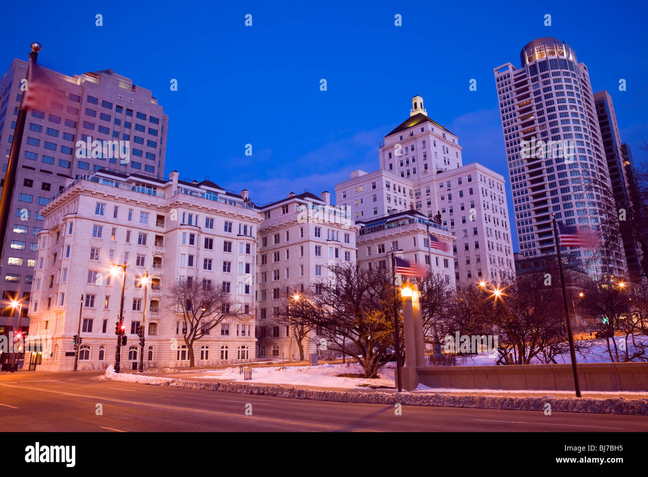 Milwaukee skyline at night hi-res stock photography and images - Alamy