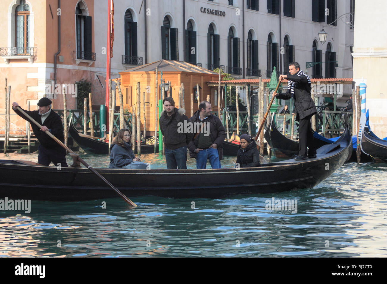 Traghetto (ferry gondola) crossing the Grand Canal, Venice Stock Photo ...