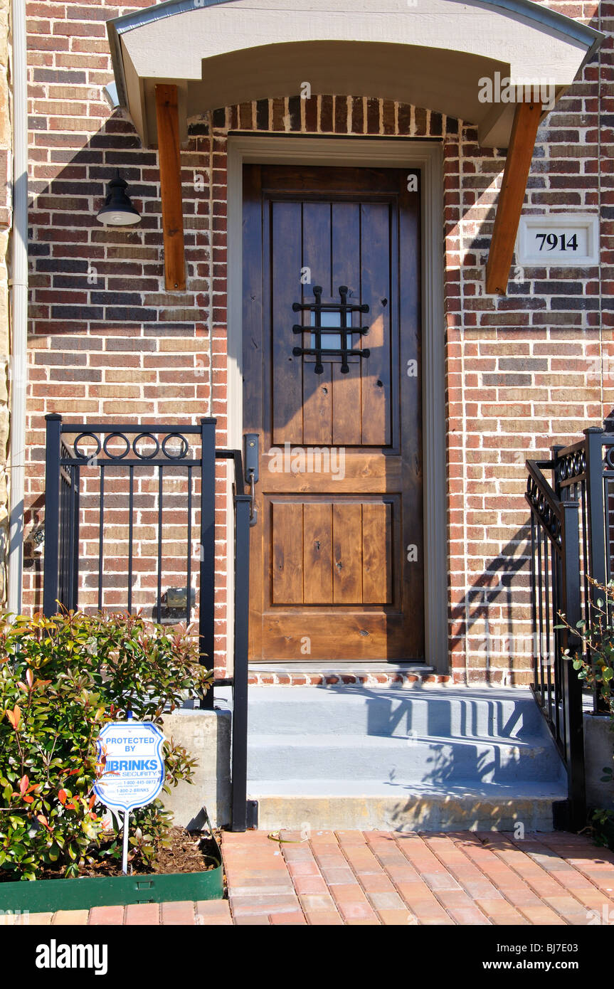 Alarm system warning sign for thieves at residential home Stock Photo ...