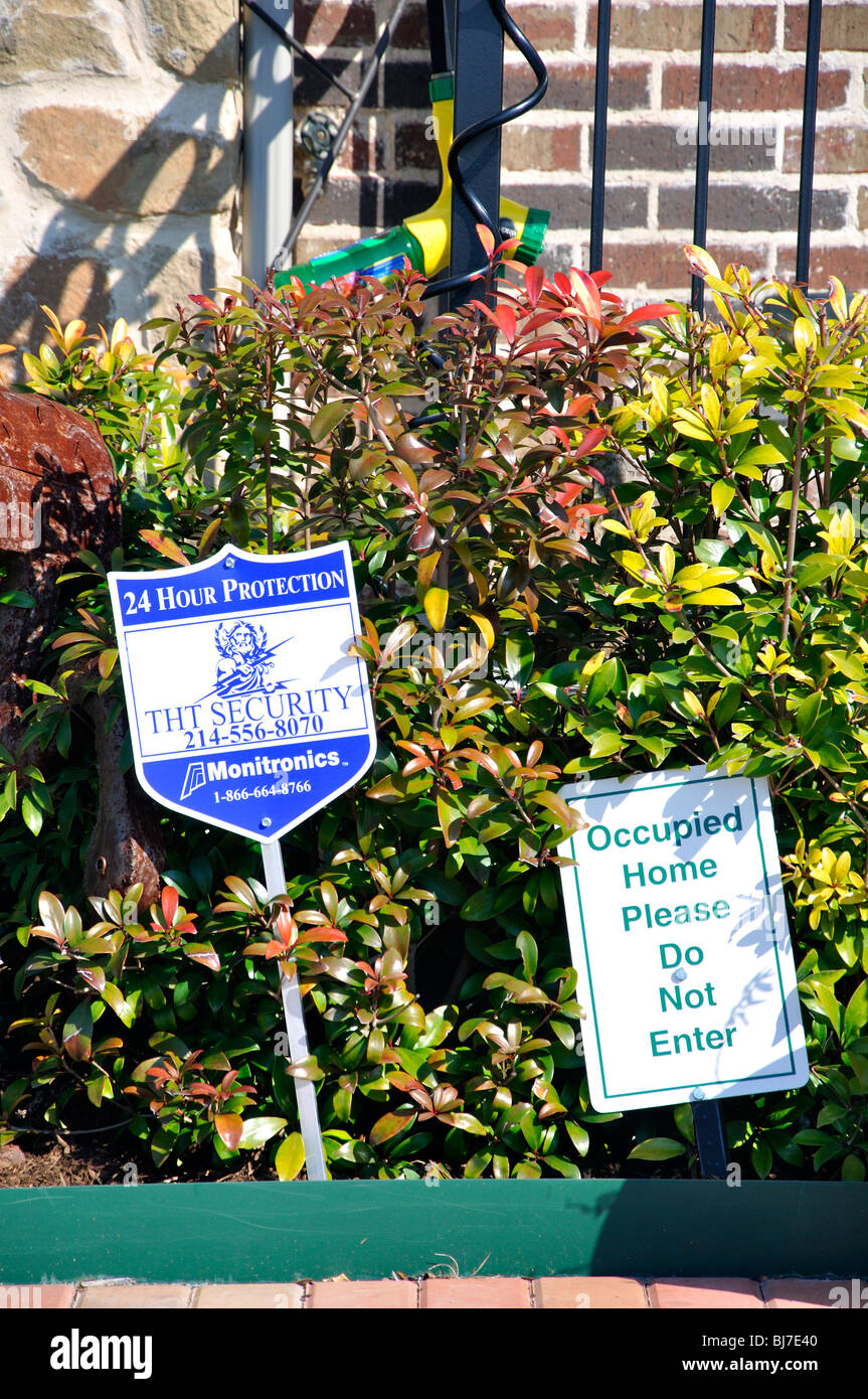 Alarm system warning sign for thieves at residential home Stock Photo ...