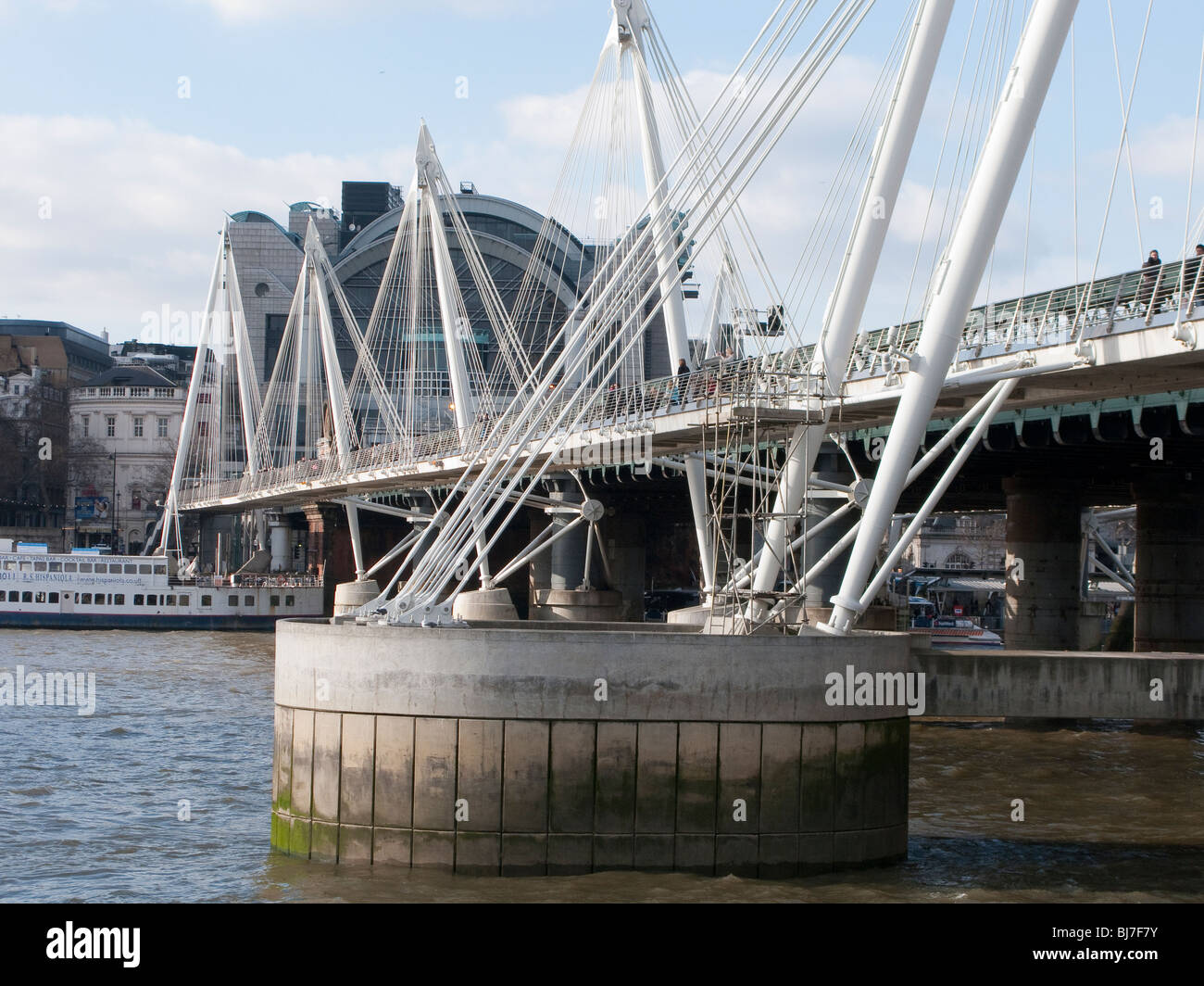 Hungerford Bridge and Golden Jubilee Bridges, London, England Stock ...