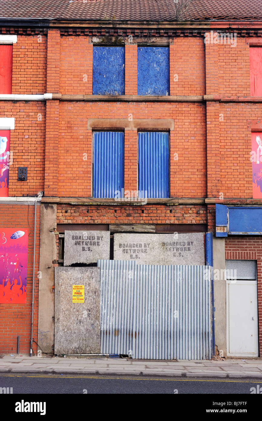 Boarded up shops urban decay hi-res stock photography and images - Alamy