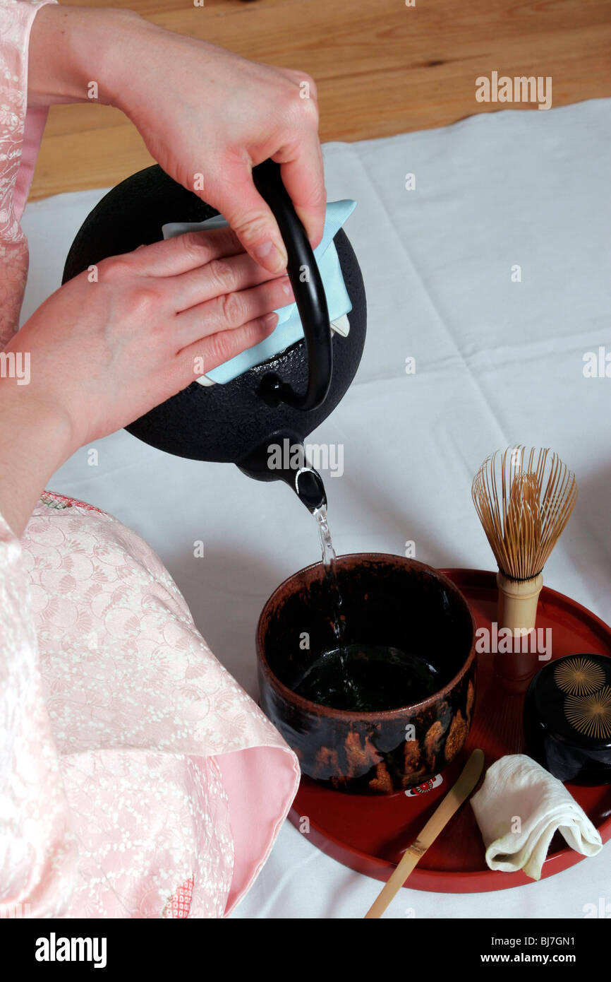 Pouring water into a tea bowl during Japanese Tea Ceremony Stock Photo ...