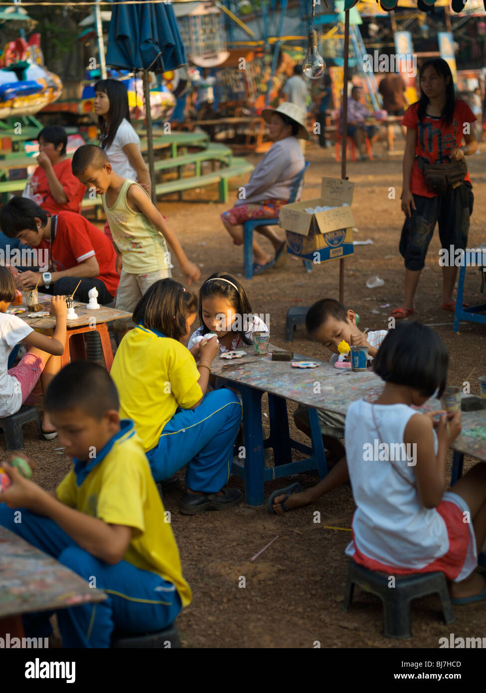 Children at fairground hi-res stock photography and images - Alamy
