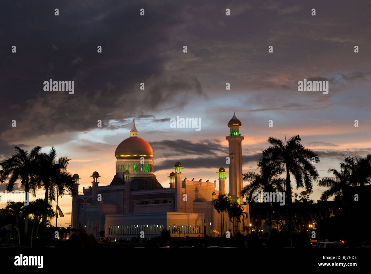 Brunei the sultan omar ali saifuddien mosque hi-res stock photography ...