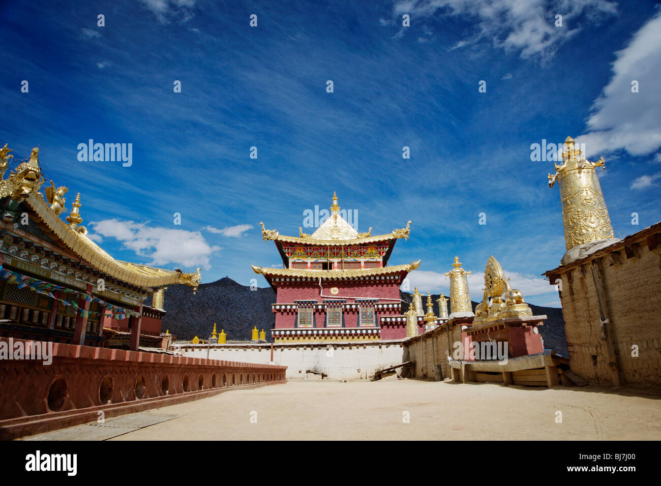Ganden Sumtseling monastery in Shangri-La (Zhongdian), Yunnan, China ...