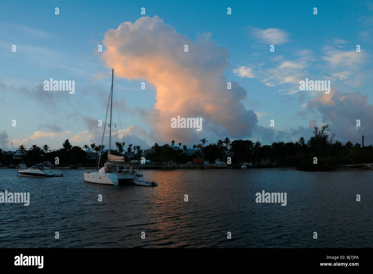 Harbour bahamas sunrise boats hi-res stock photography and images - Alamy