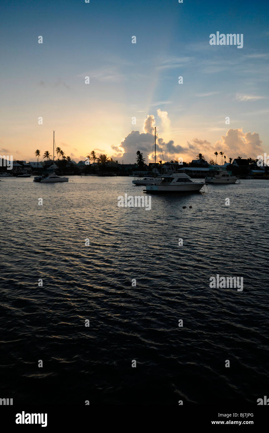 Harbour bahamas sunrise boats hi-res stock photography and images - Alamy