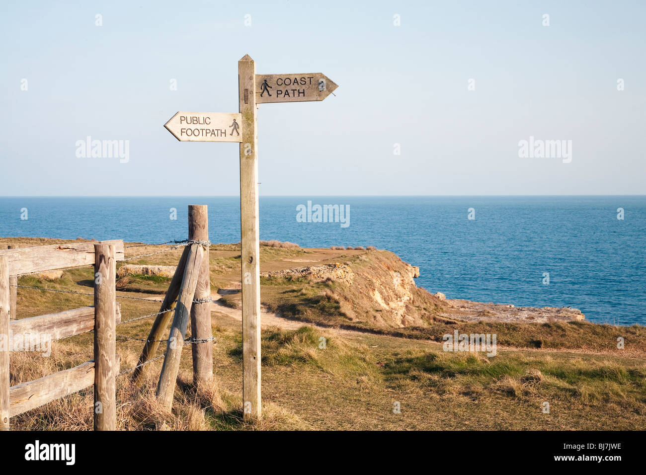 Coast path sign with the sea in the background Stock Photo - Alamy