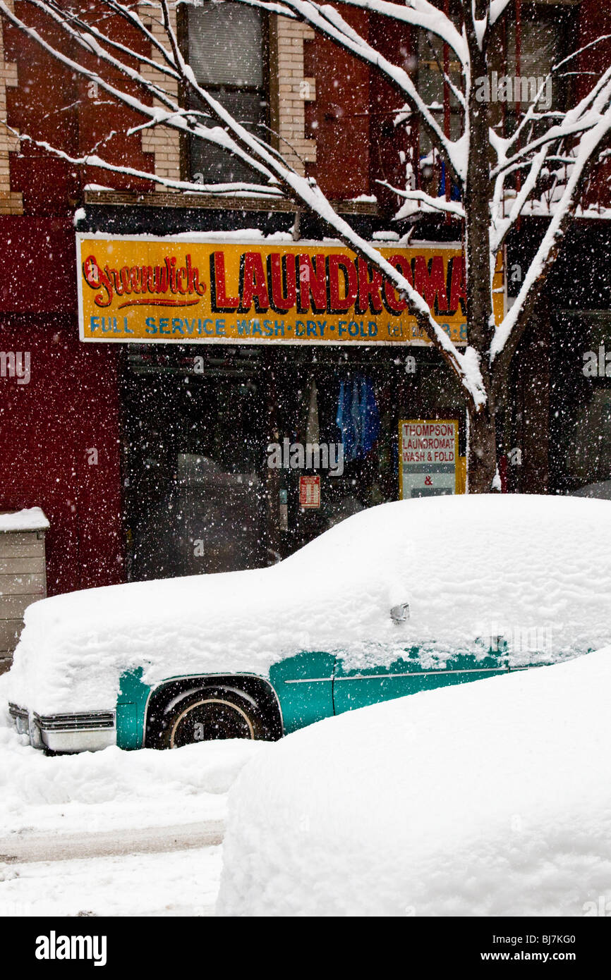Snow storm in new york winter weather manhattan hi-res stock ...