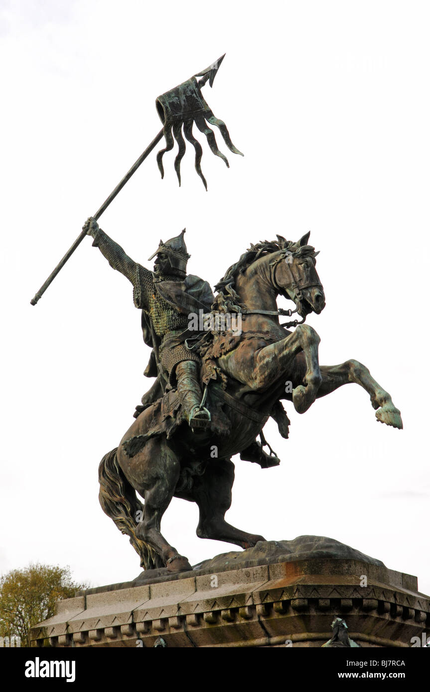 William the conqueror statue hi-res stock photography and images - Alamy