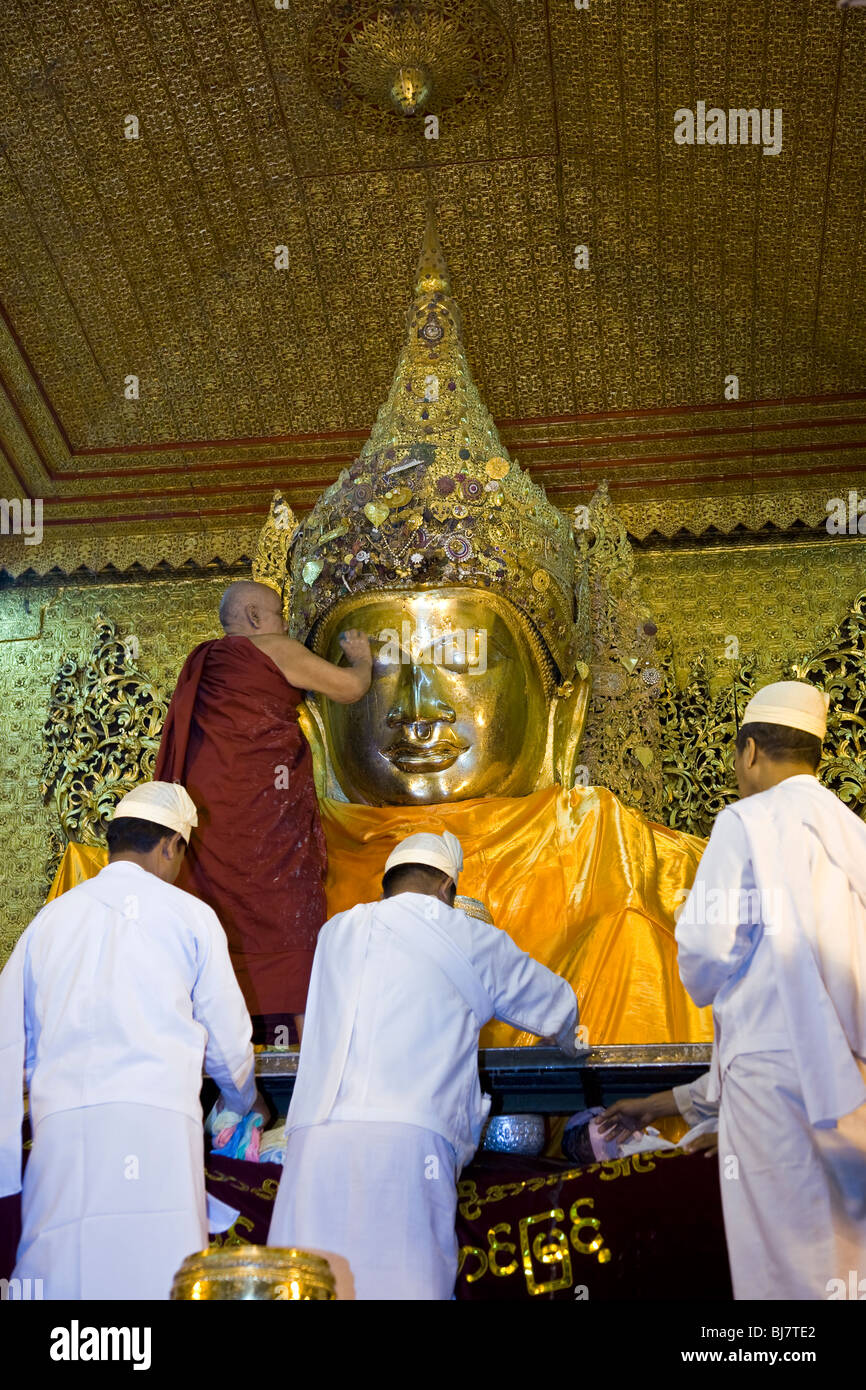 Washing buddha hi-res stock photography and images - Alamy