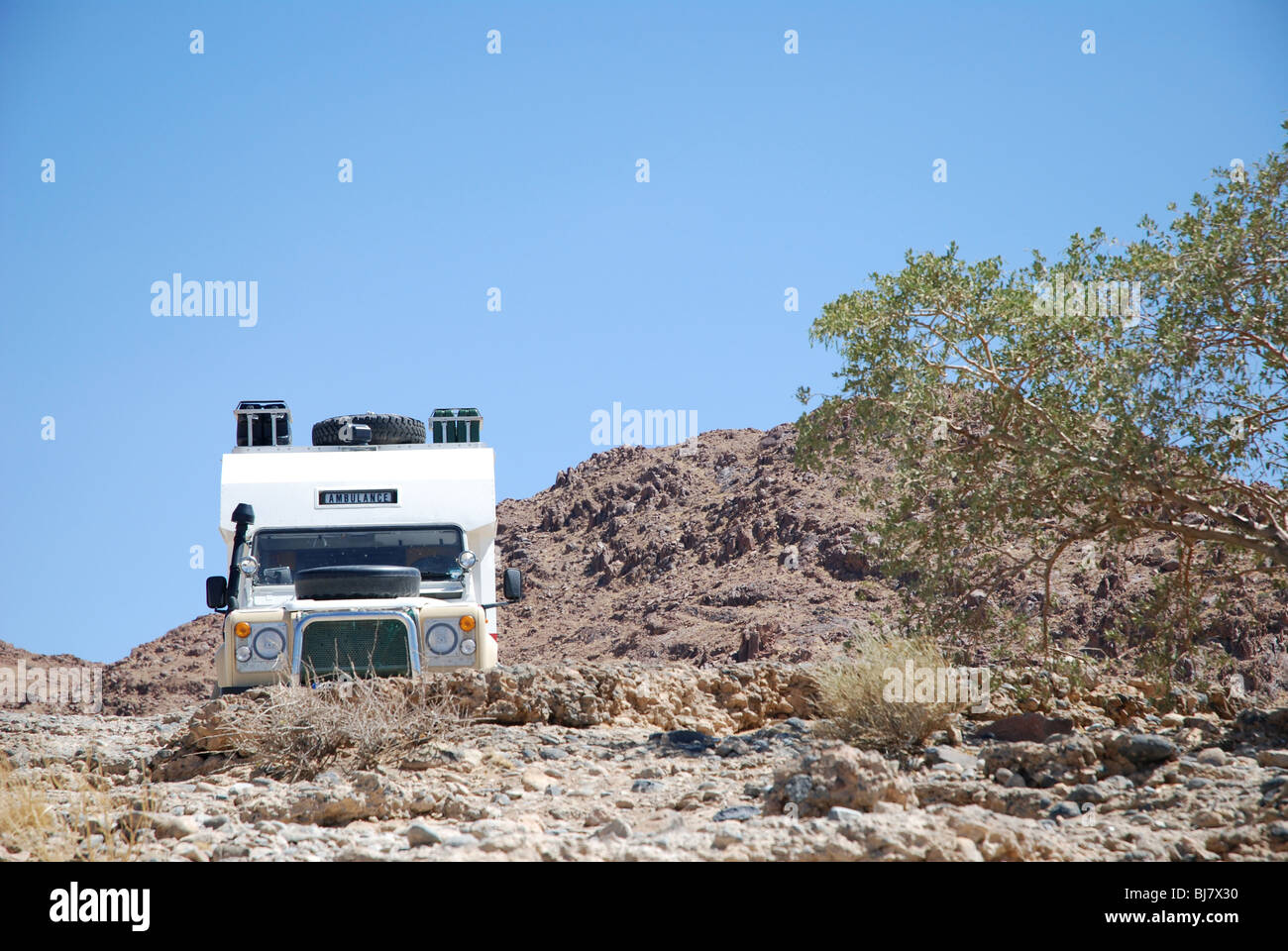 land rover in desert Stock Photo - Alamy