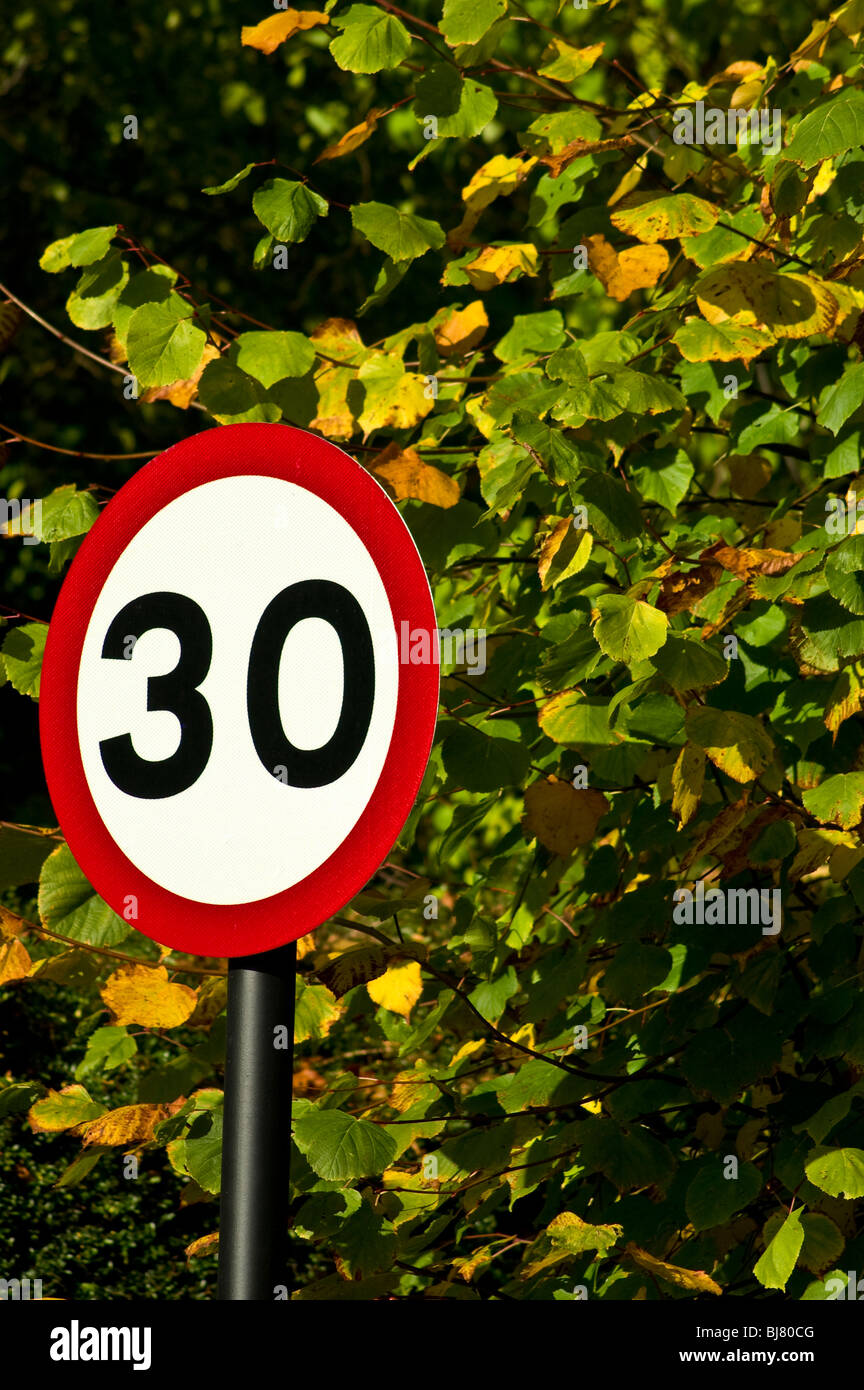 30 kph sign hi-res stock photography and images - Alamy