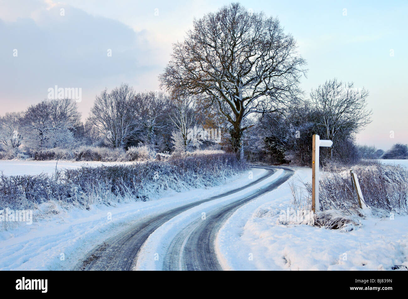 Winter wonderland country lane Stock Photo - Alamy