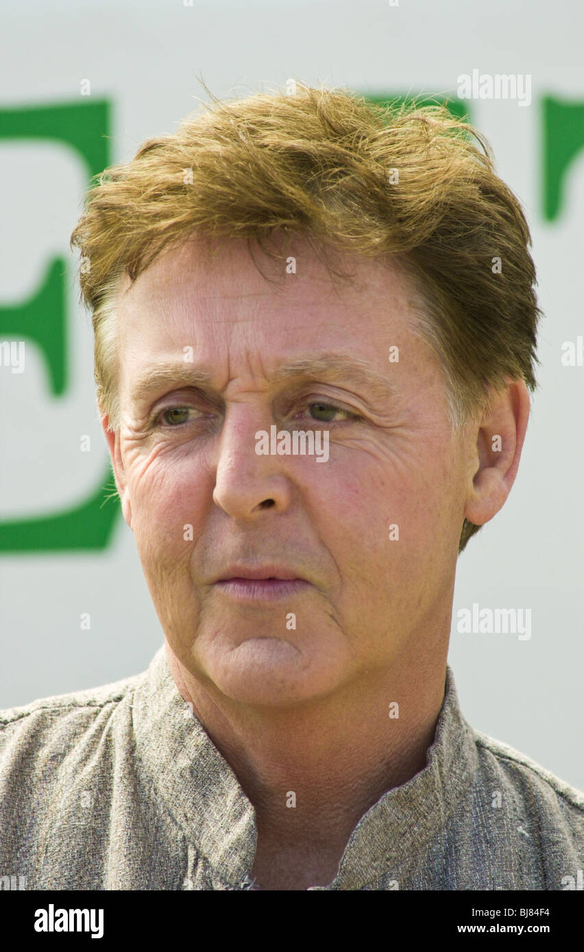 Paul mccartney 2001 hi-res stock photography and images - Alamy
