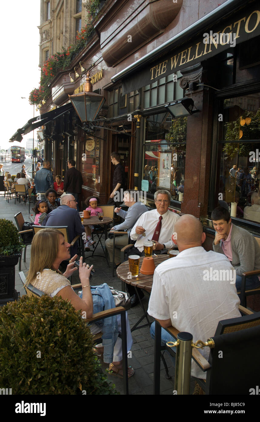 Pub glasses outside hi-res stock photography and images - Alamy