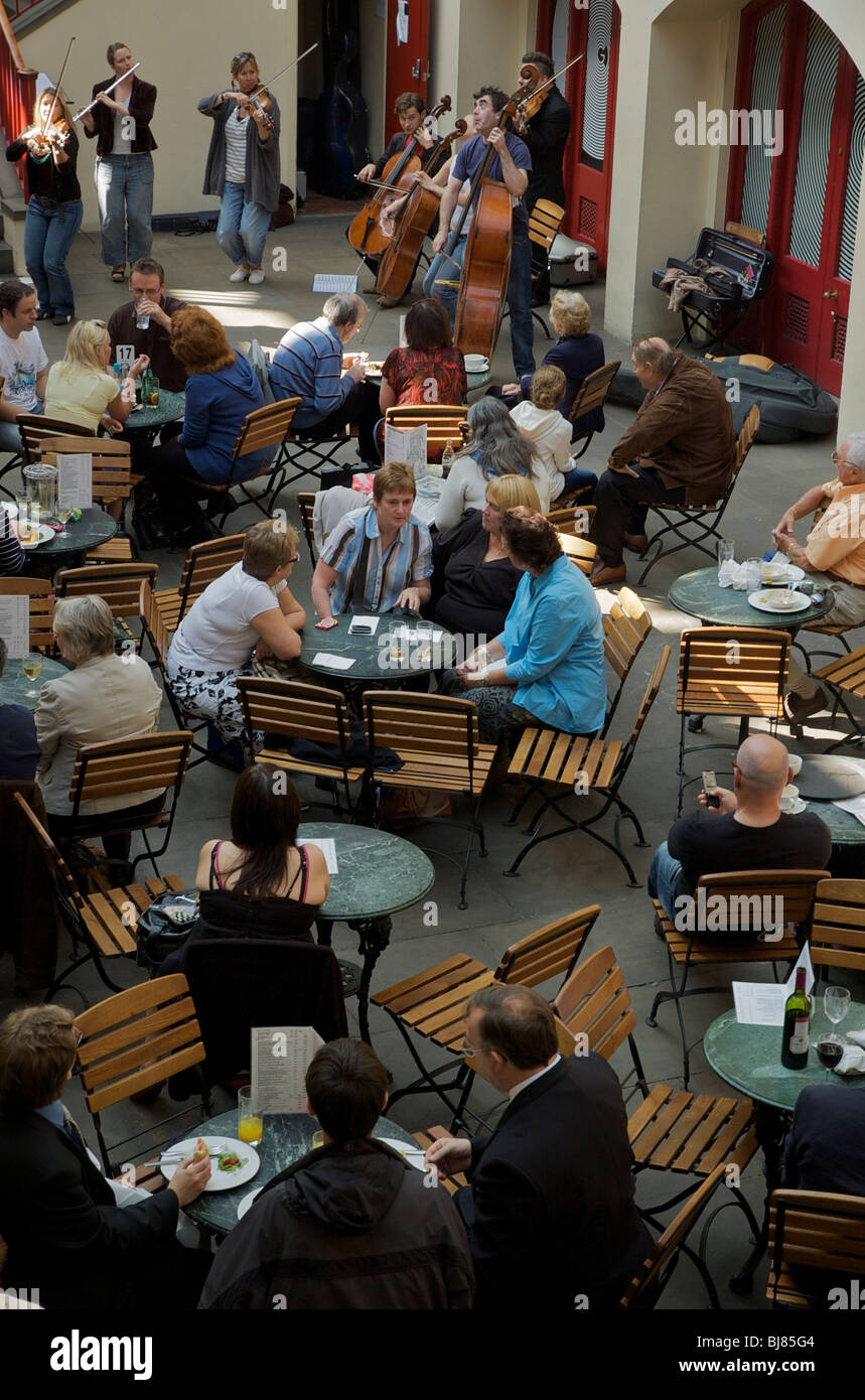 Diners seated at tables hi-res stock photography and images - Alamy
