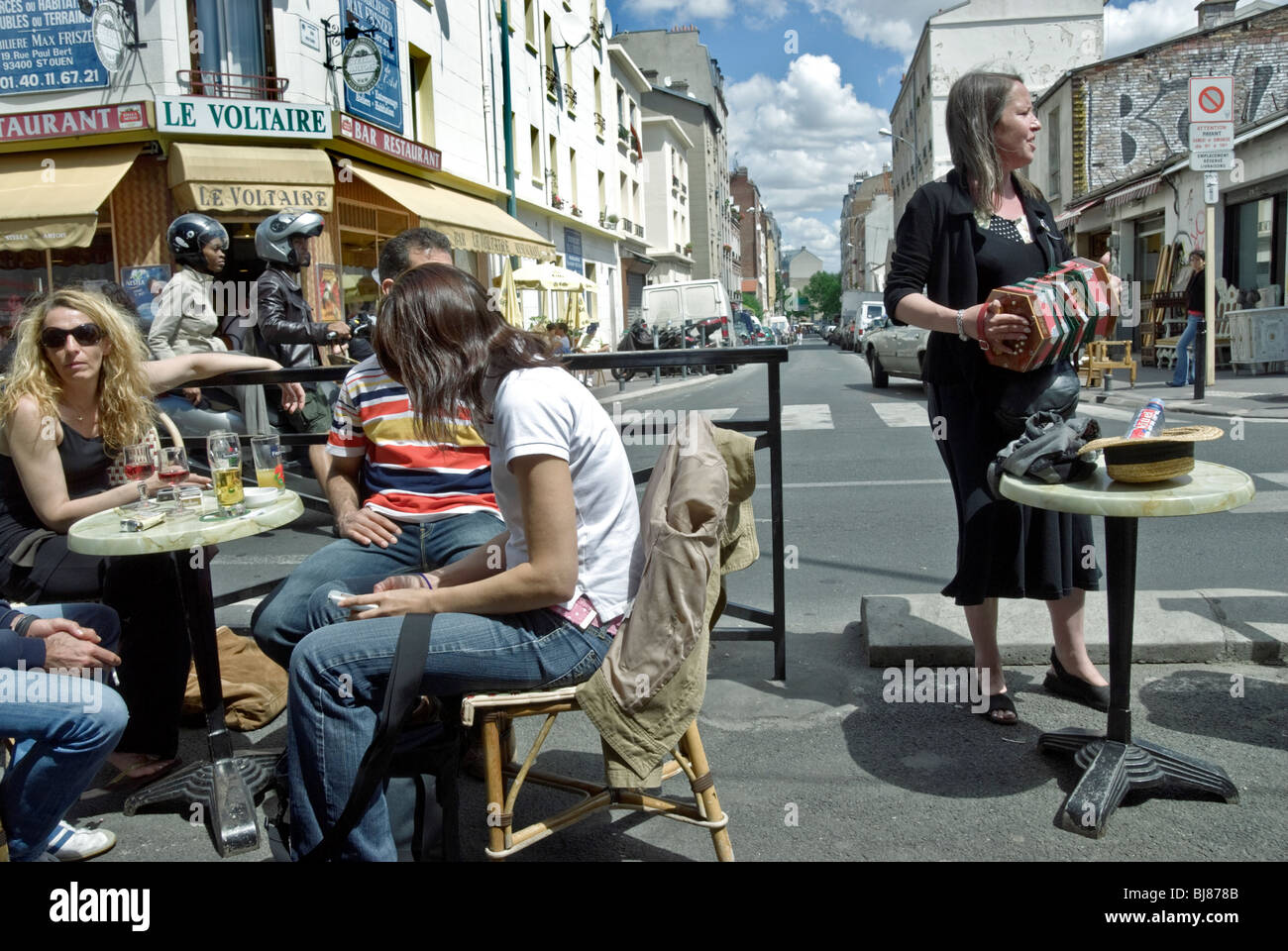 Pub bar young people sharing drinks outside cafe hi-res stock ...
