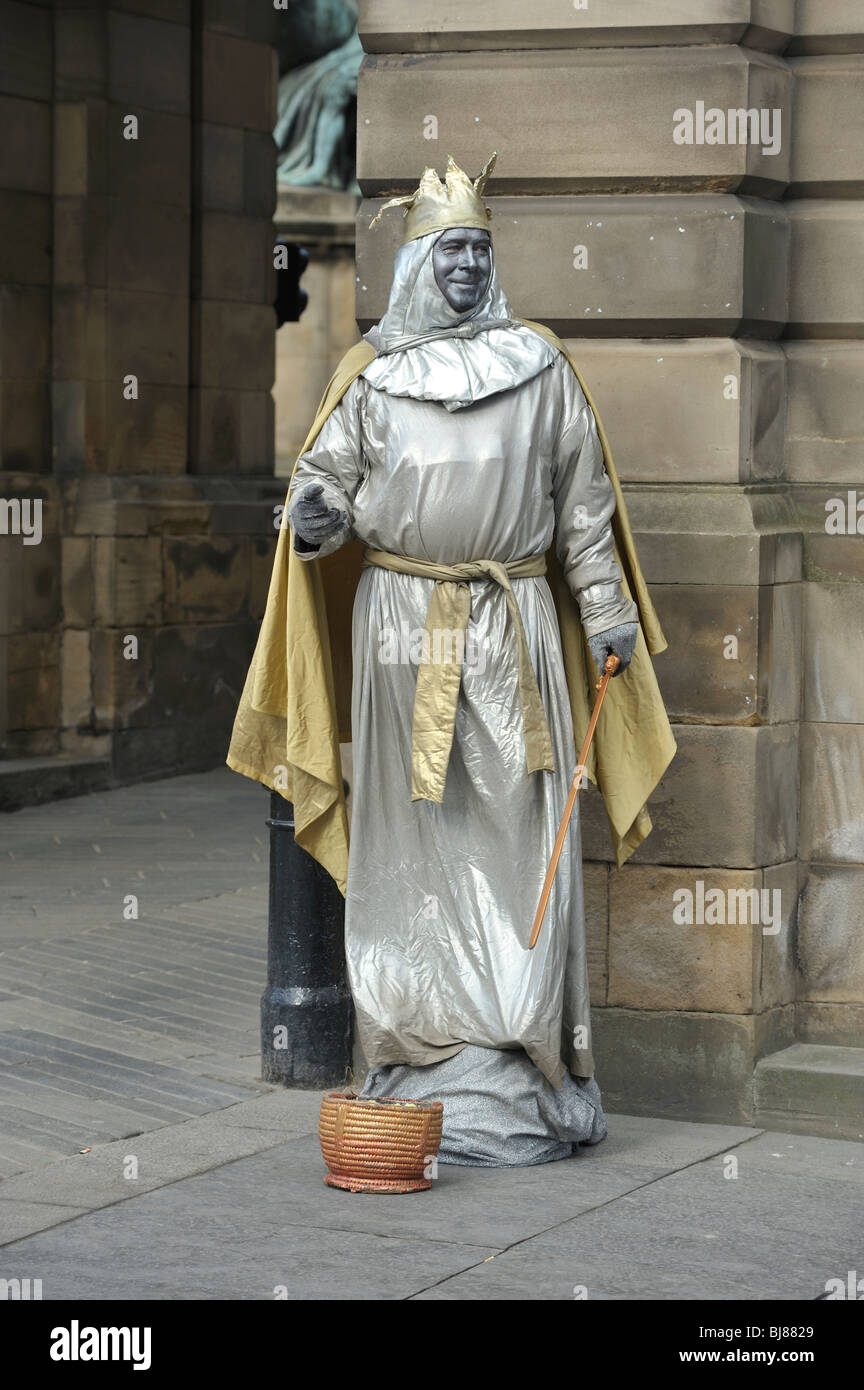 Gold human street statue hi-res stock photography and images - Alamy