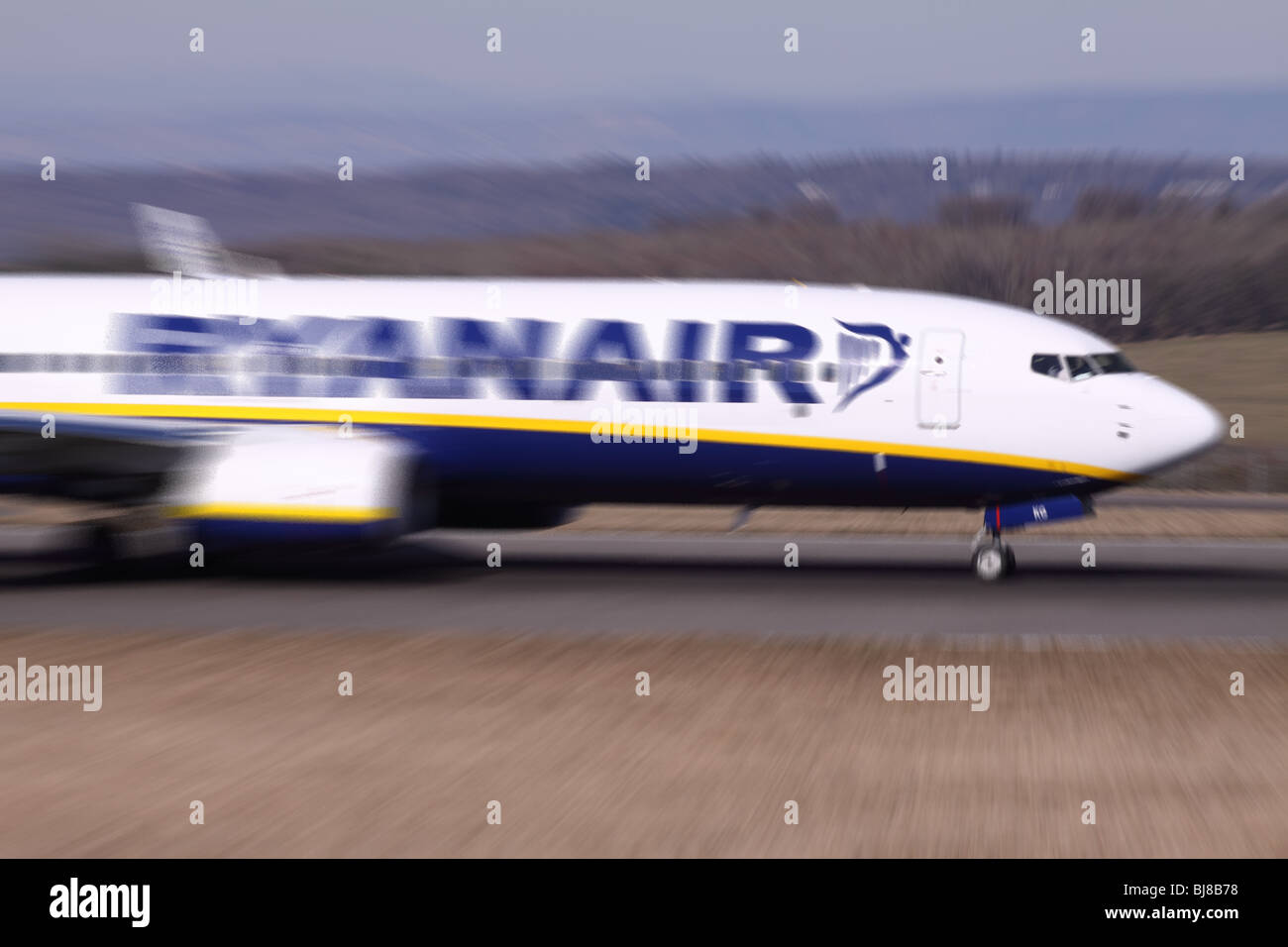Ryanair plane taking off hi-res stock photography and images - Alamy