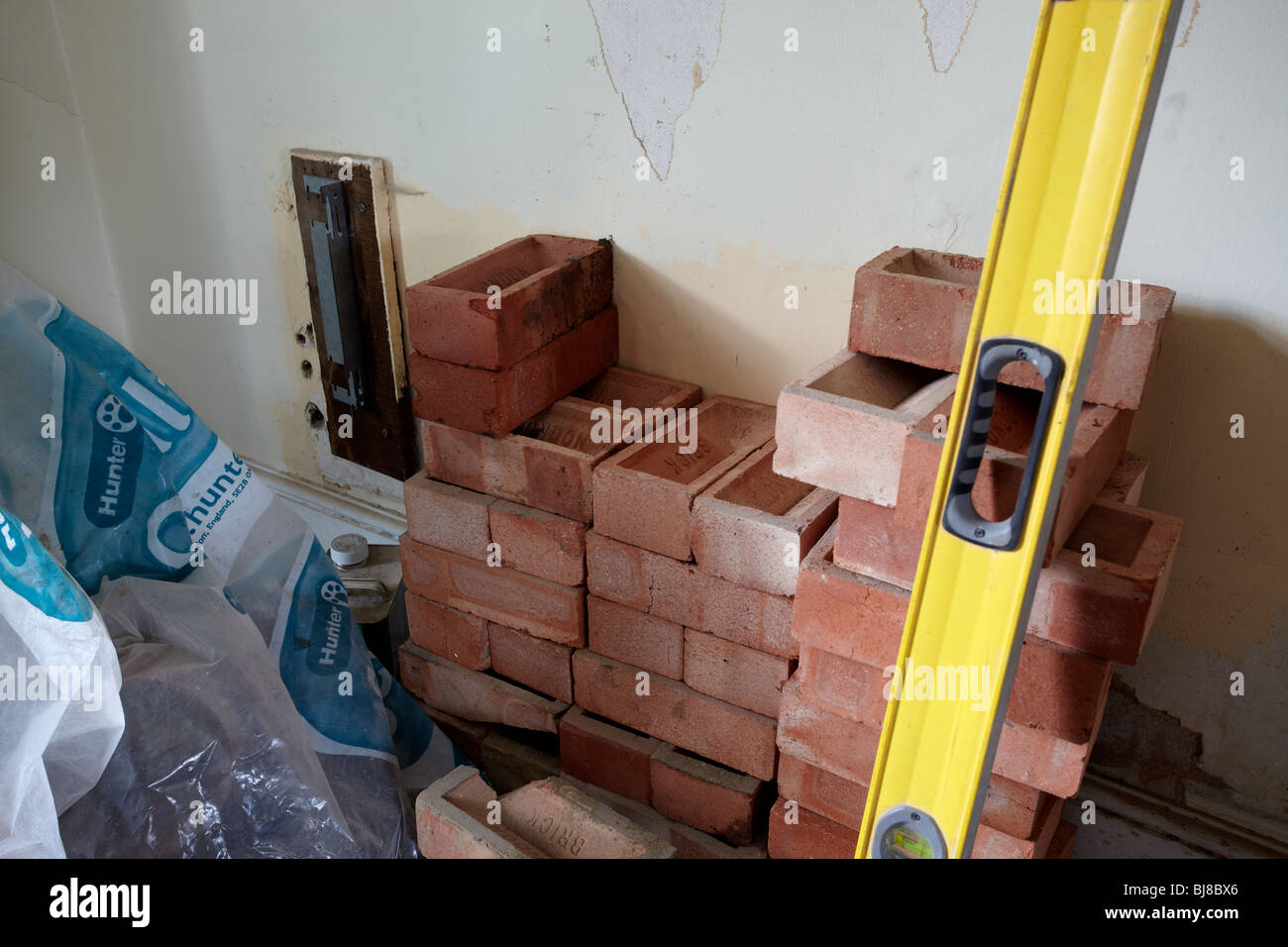 Bricks and spirit level Stock Photo - Alamy