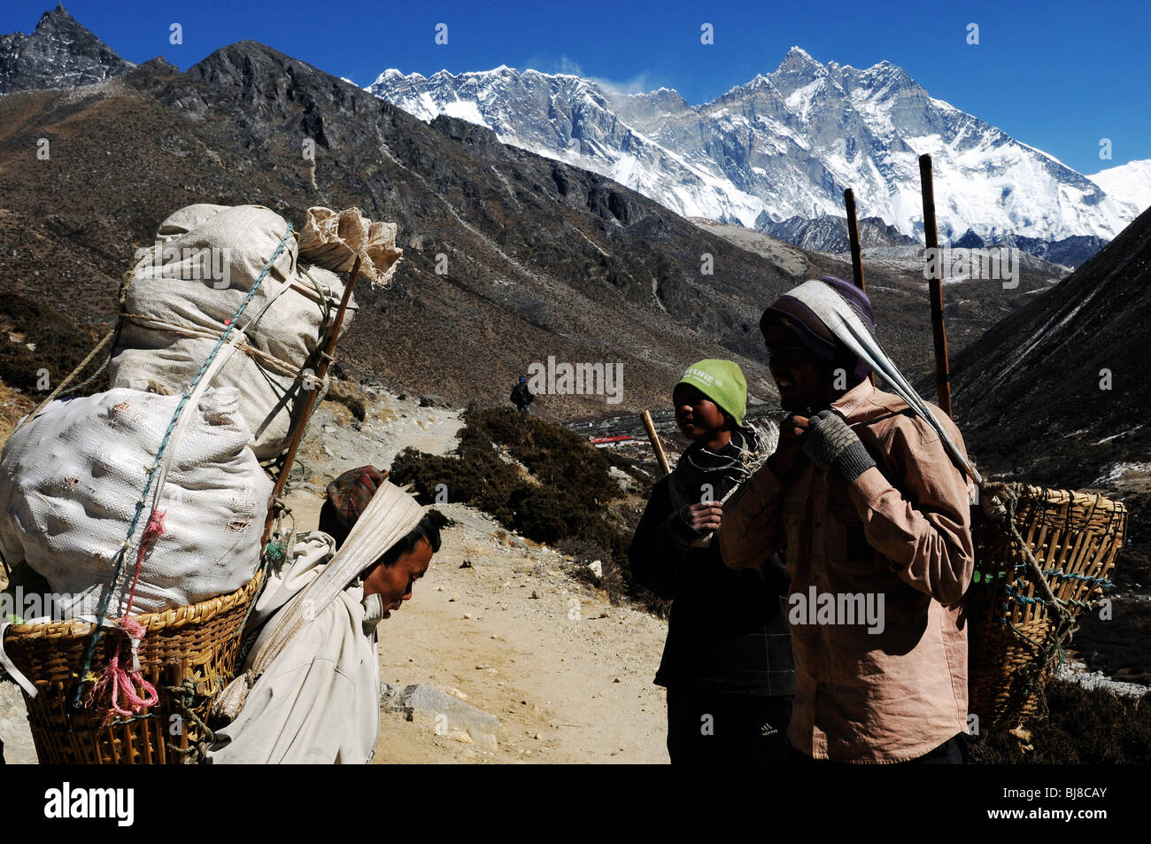 Nepal porters hi-res stock photography and images - Alamy