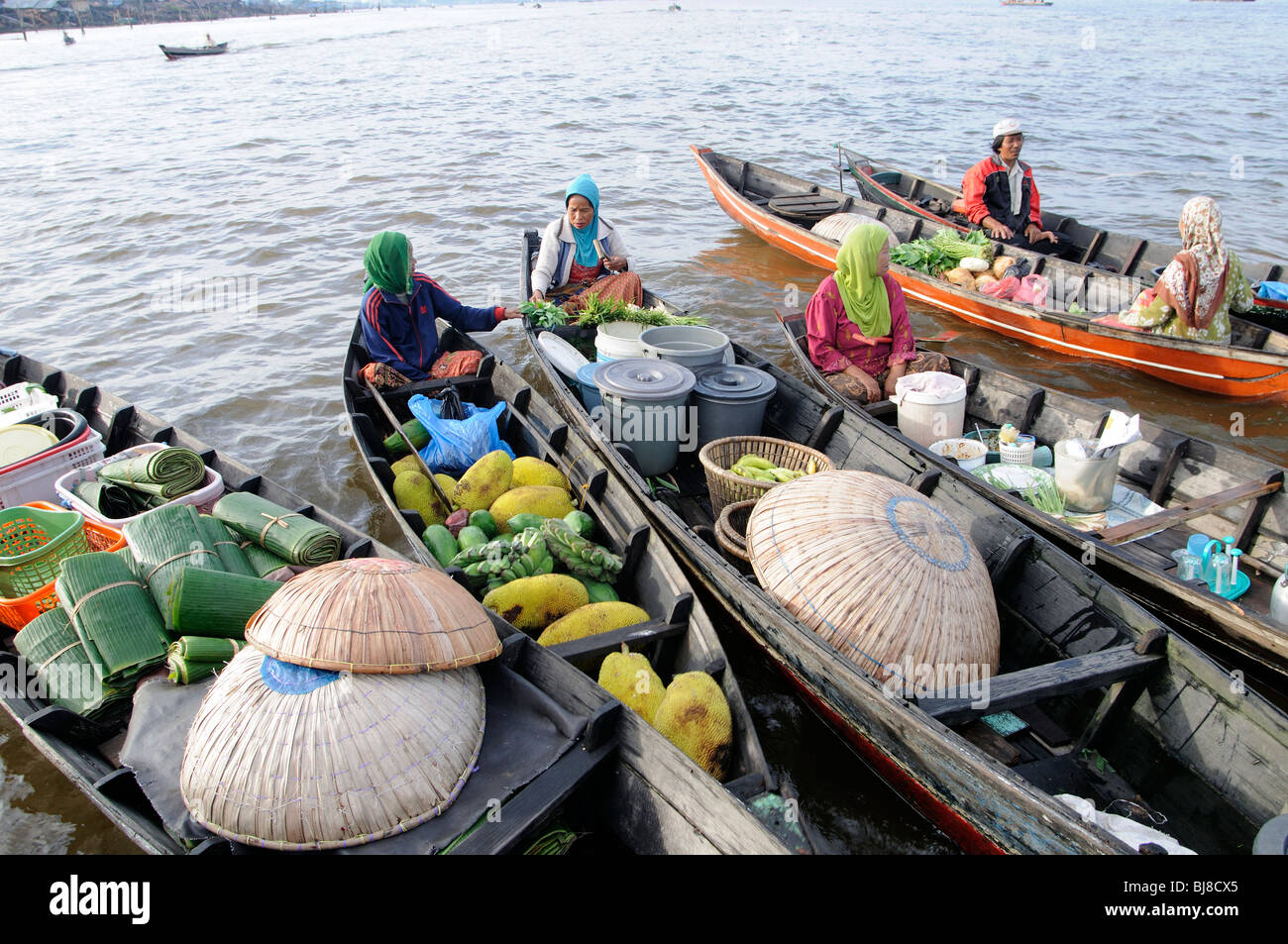 Pasar Terapung floating market, Kuiin and Barito rivers, Banjarmasin ...