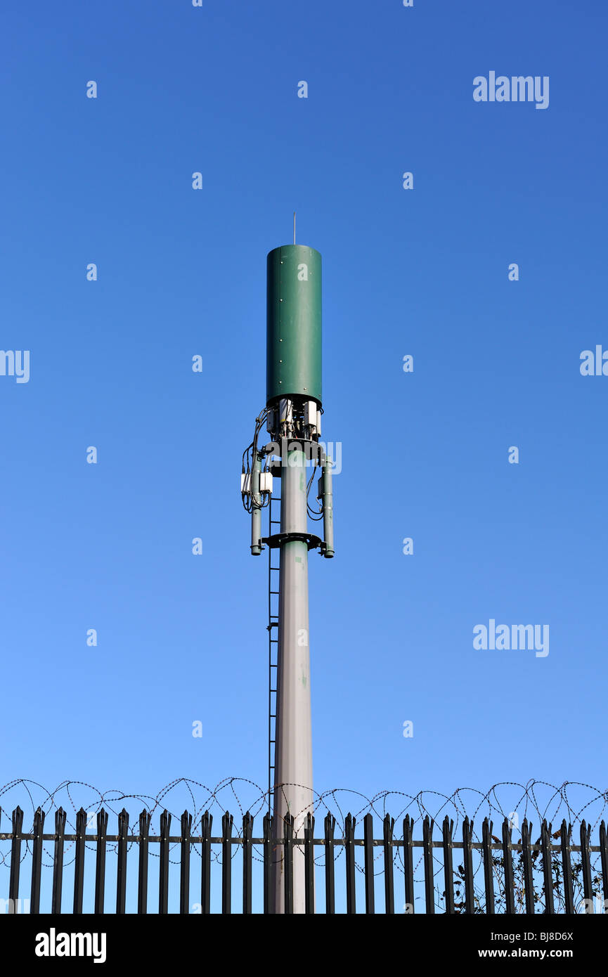 Mobile phone transmitter mast against blue sky Stock Photo - Alamy