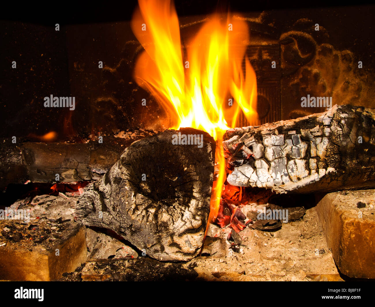 logs burning in a fireplace Stock Photo - Alamy
