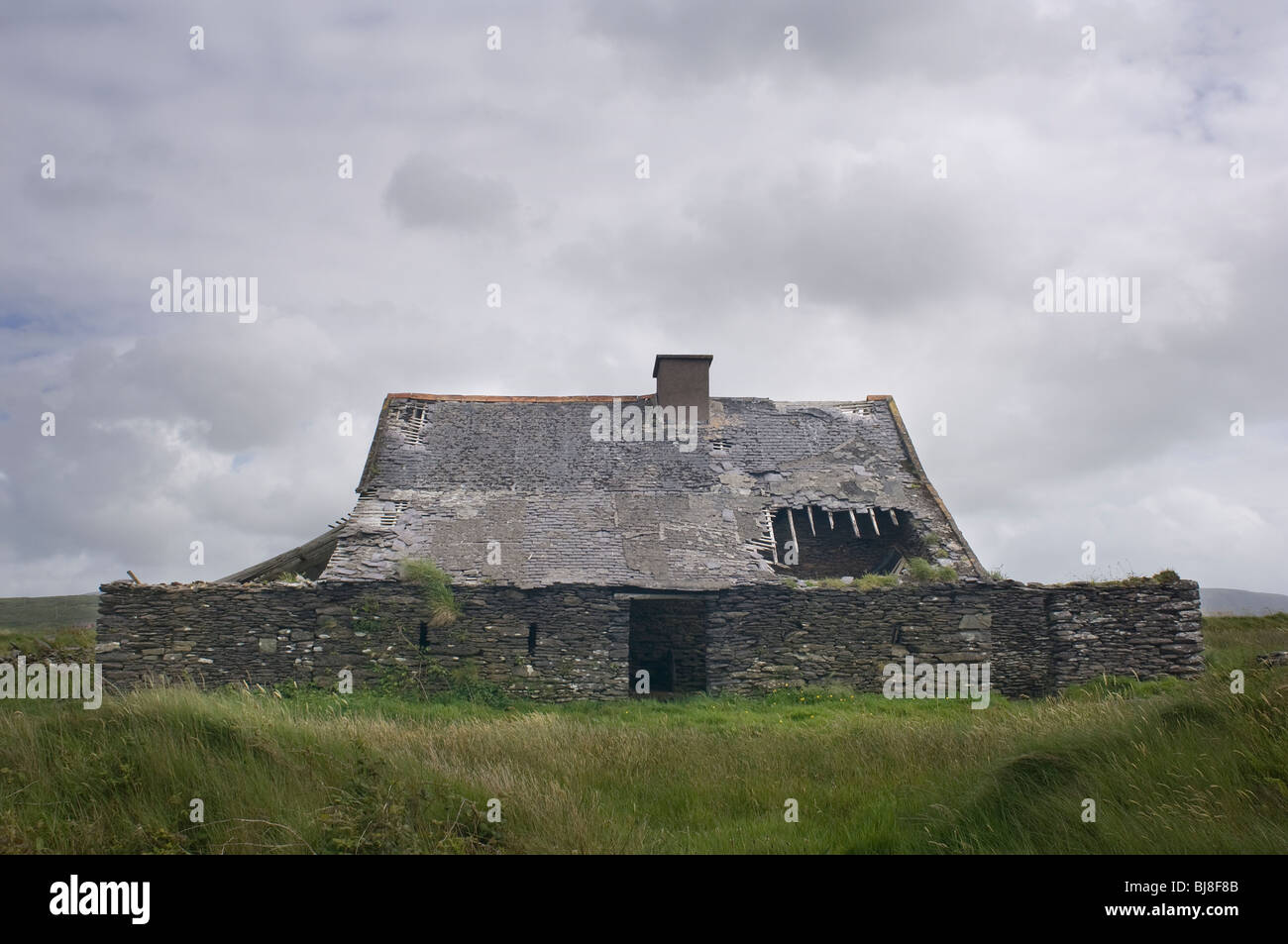 Derelict farm house hi-res stock photography and images - Alamy