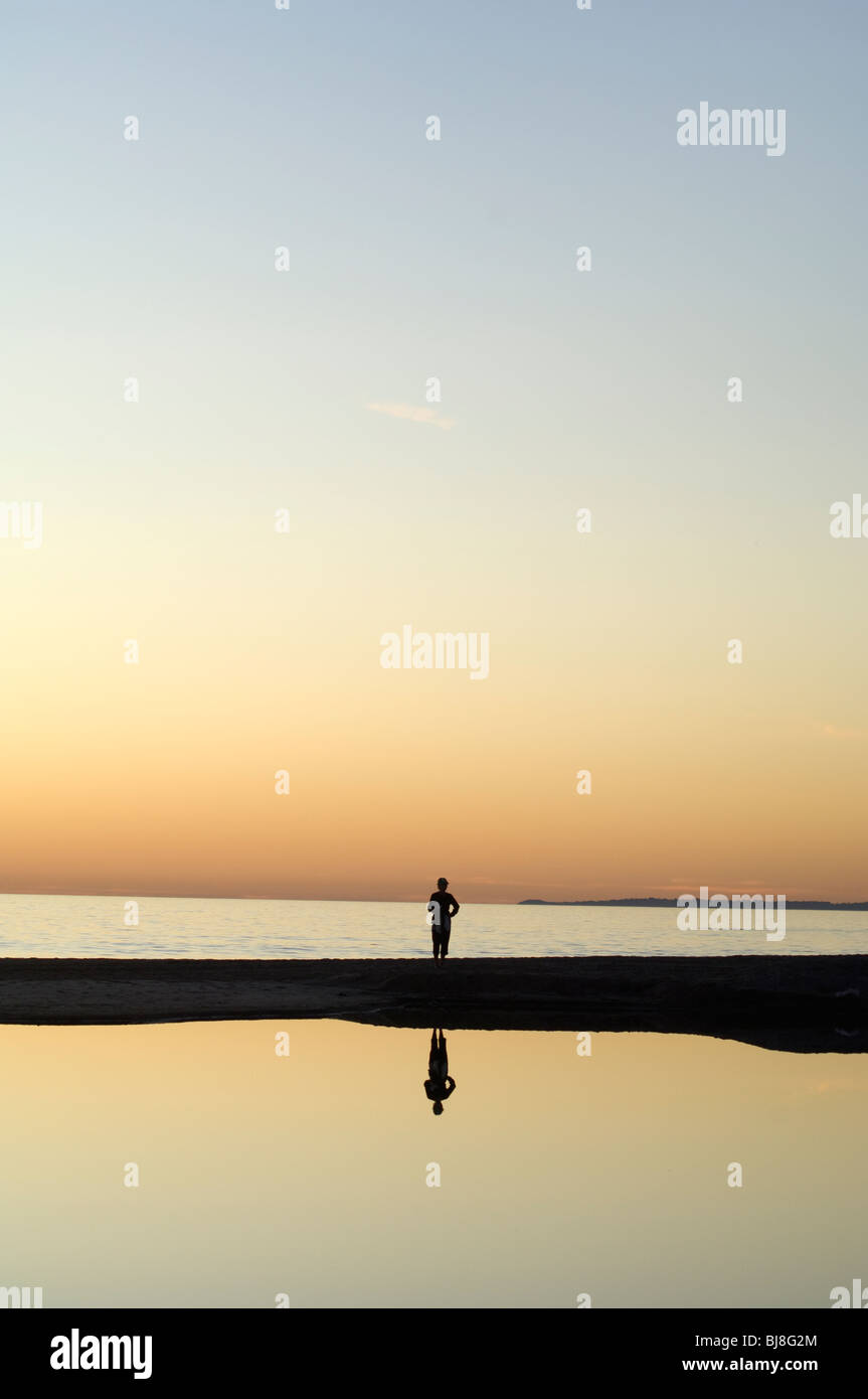 Lone figure hi-res stock photography and images - Alamy
