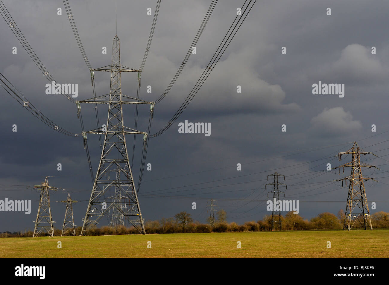 Pylons uk field hi-res stock photography and images - Alamy