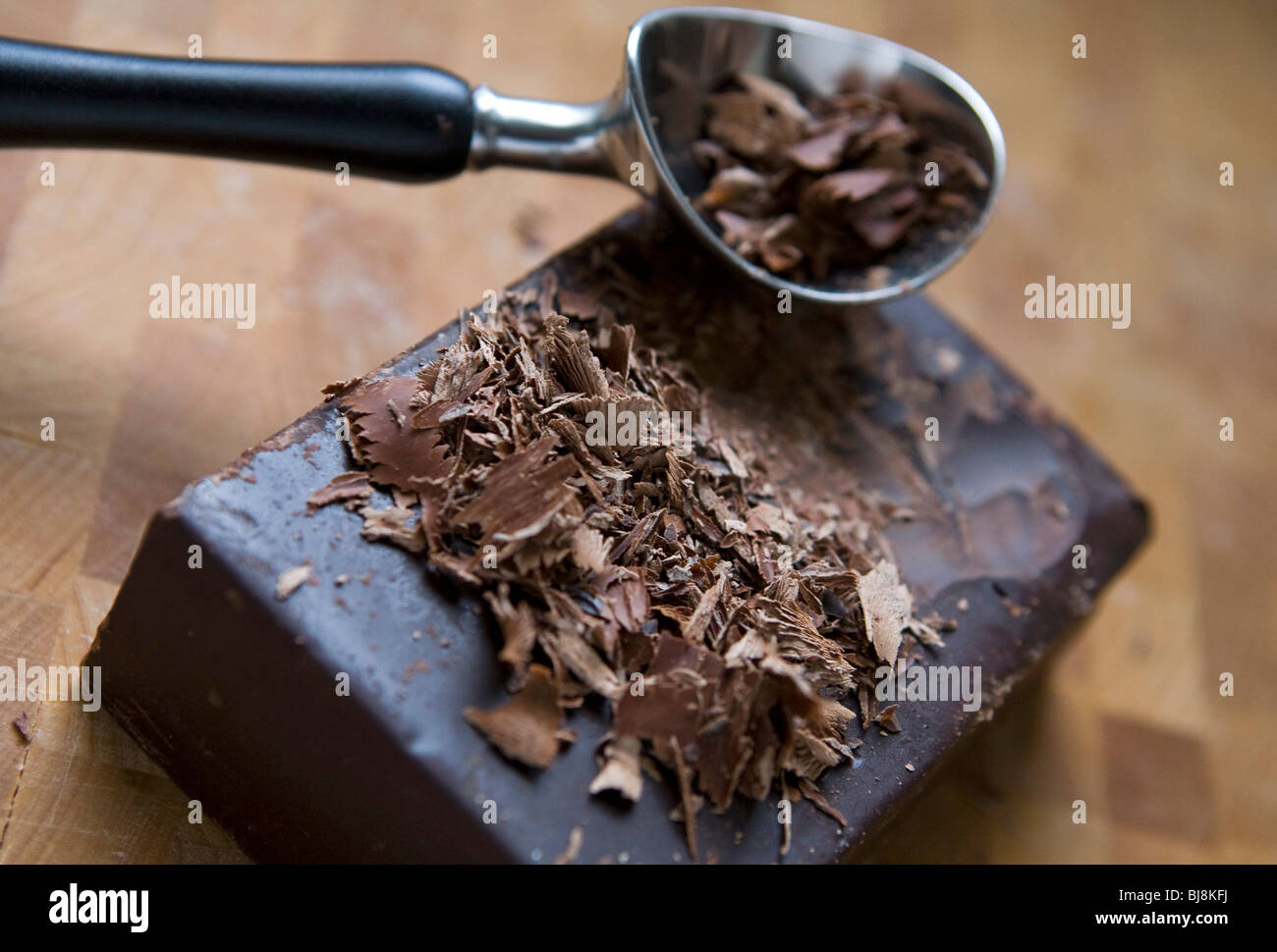 A block of dark chocolate and dark chocolate shavings Stock Photo - Alamy
