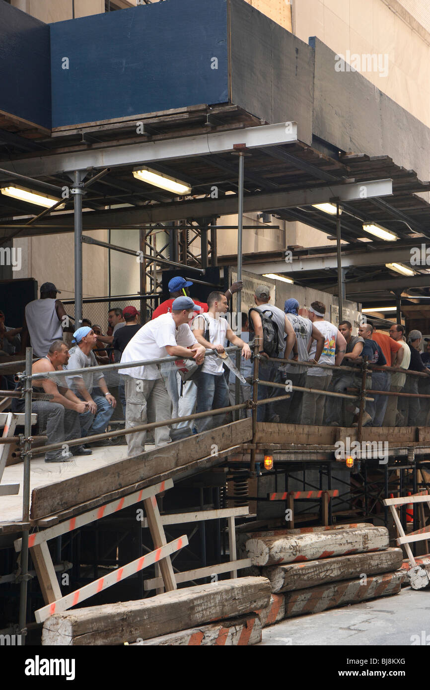 Construction workers waiting on scaffolding hi-res stock photography ...