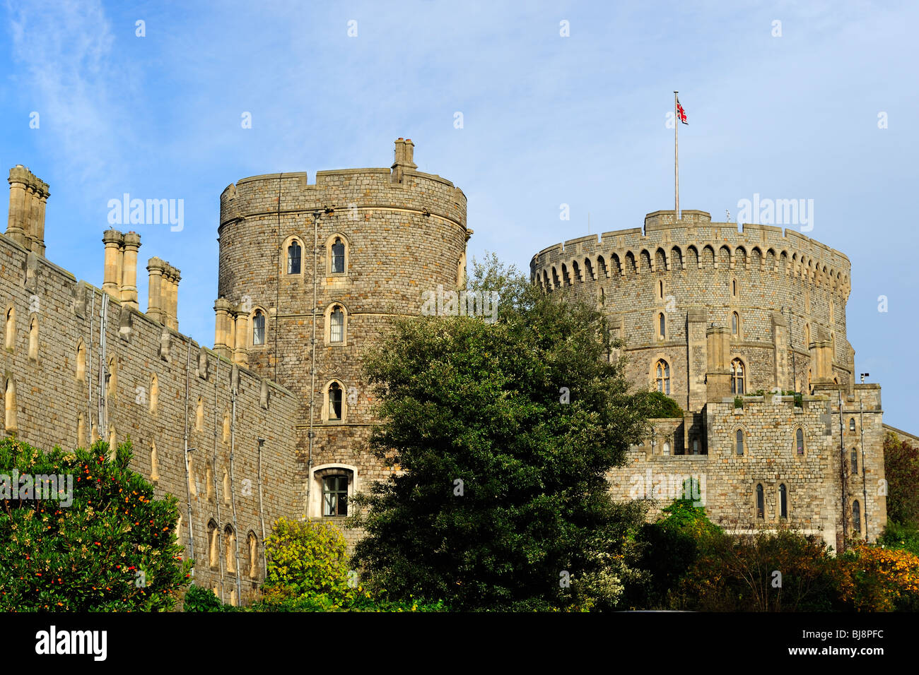 Windsor castle round tower and flag hi-res stock photography and images ...