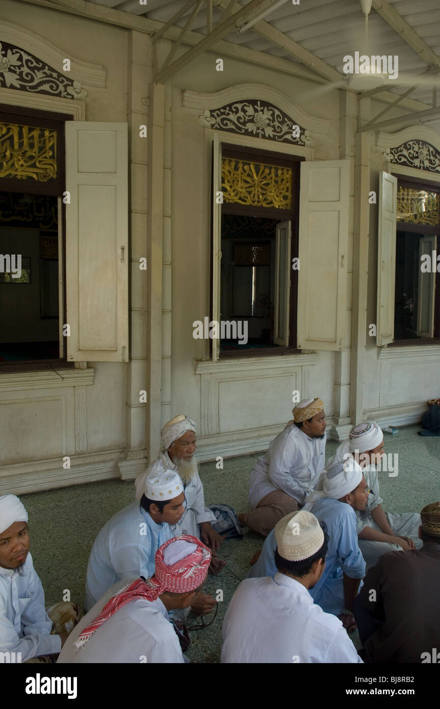 Moslems at Haroon Mosque, Bangkok, Thailand Stock Photo - Alamy