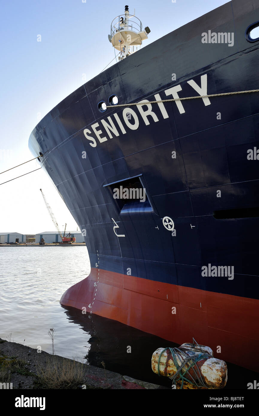 Bow of ship showing depth of draft in water Seniority Stock Photo - Alamy